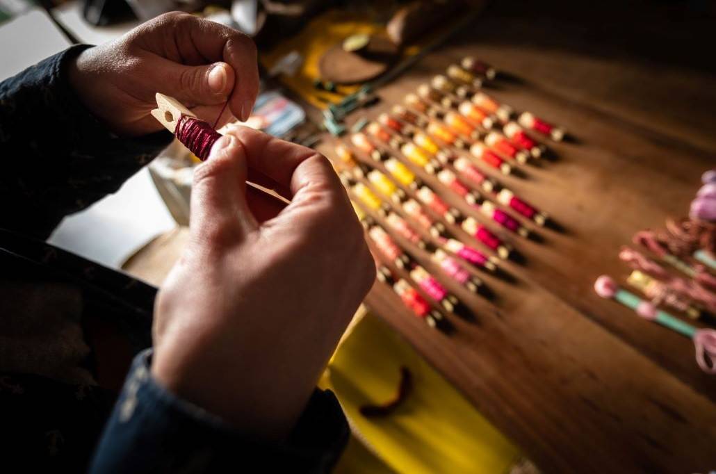 Stew : les arts du textile investissent les vitrines de la librairie ...